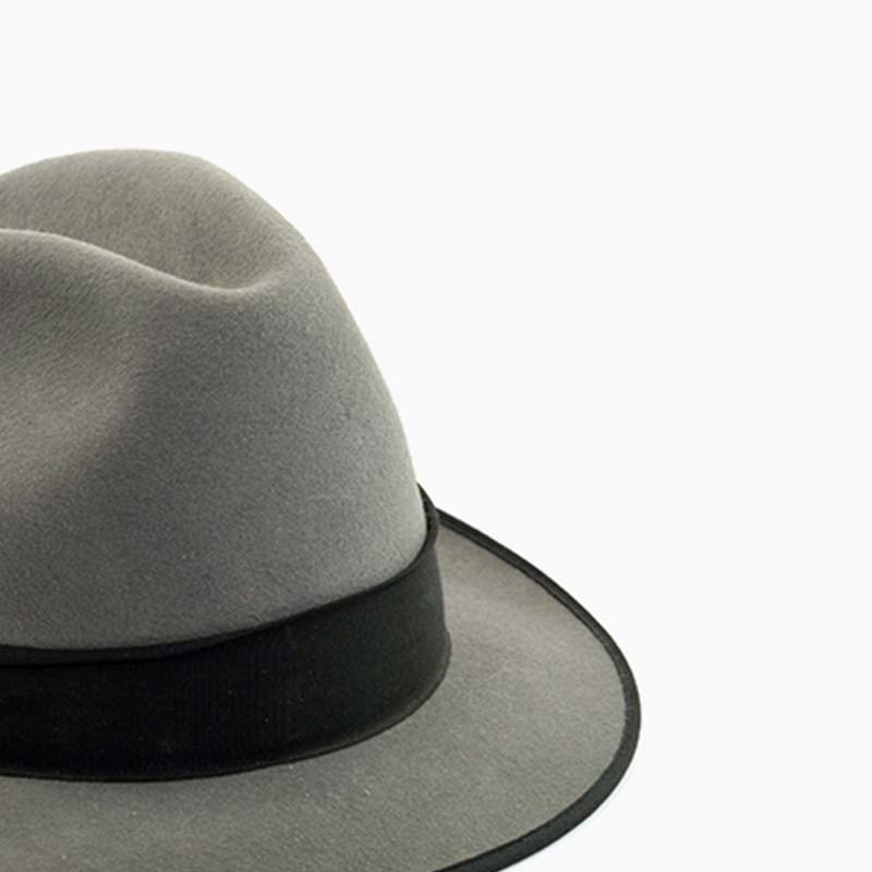Grey Fedora - Podróże na wymiar