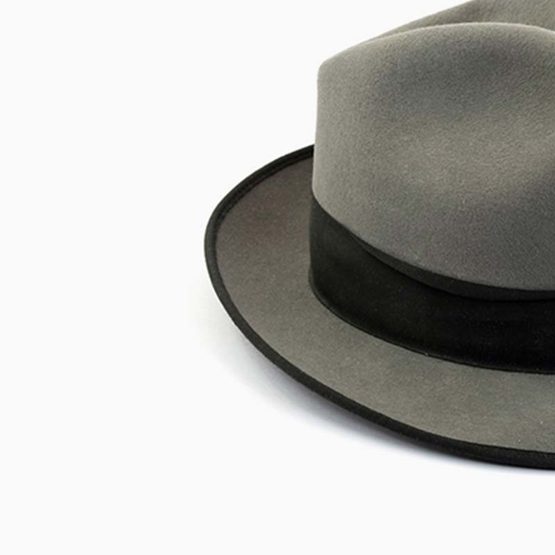 Grey Fedora - Podróże na wymiar